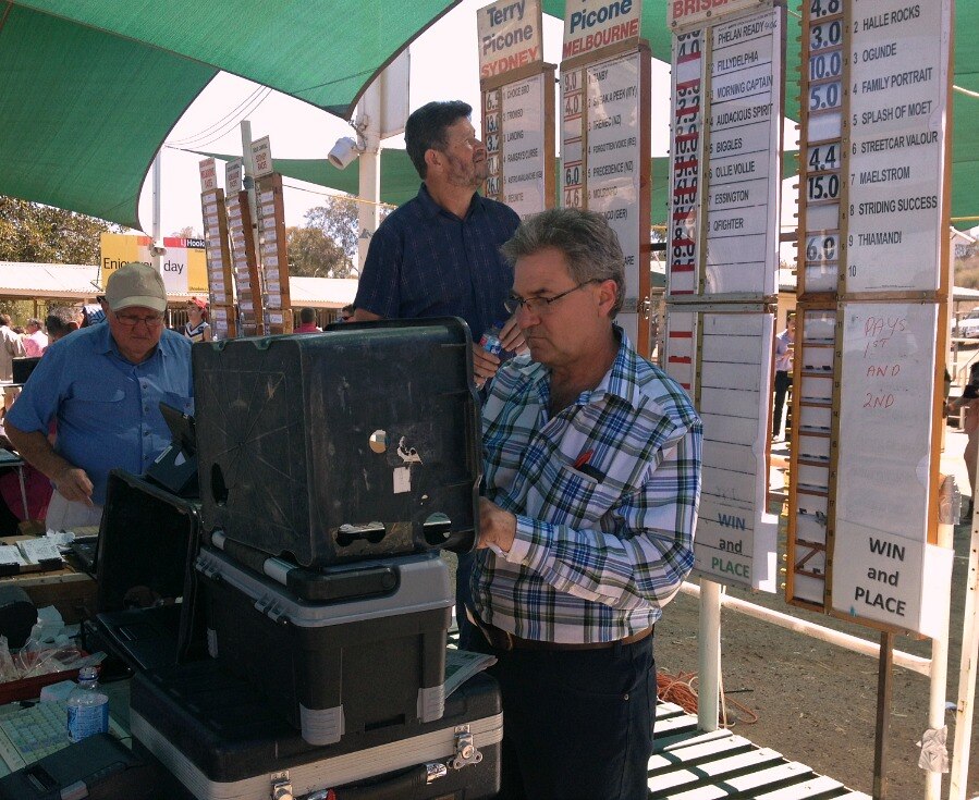 Race bookie loses money the hard way - ABC News