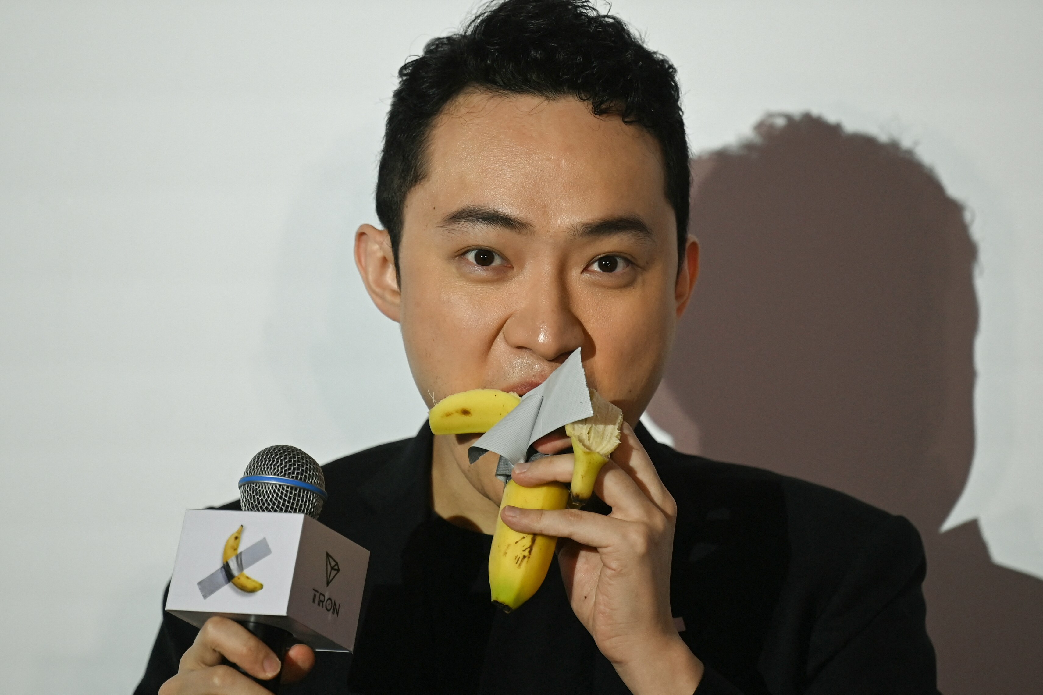 Cryptocurrency entrepreneur Justin Sun eats $9.5 million banana artwork ...