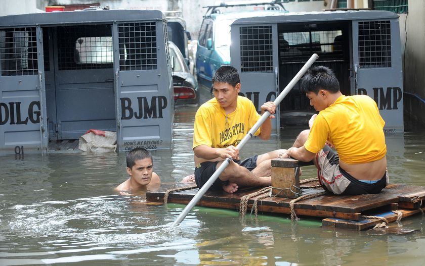 Families evacuated in Manila floods - ABC News