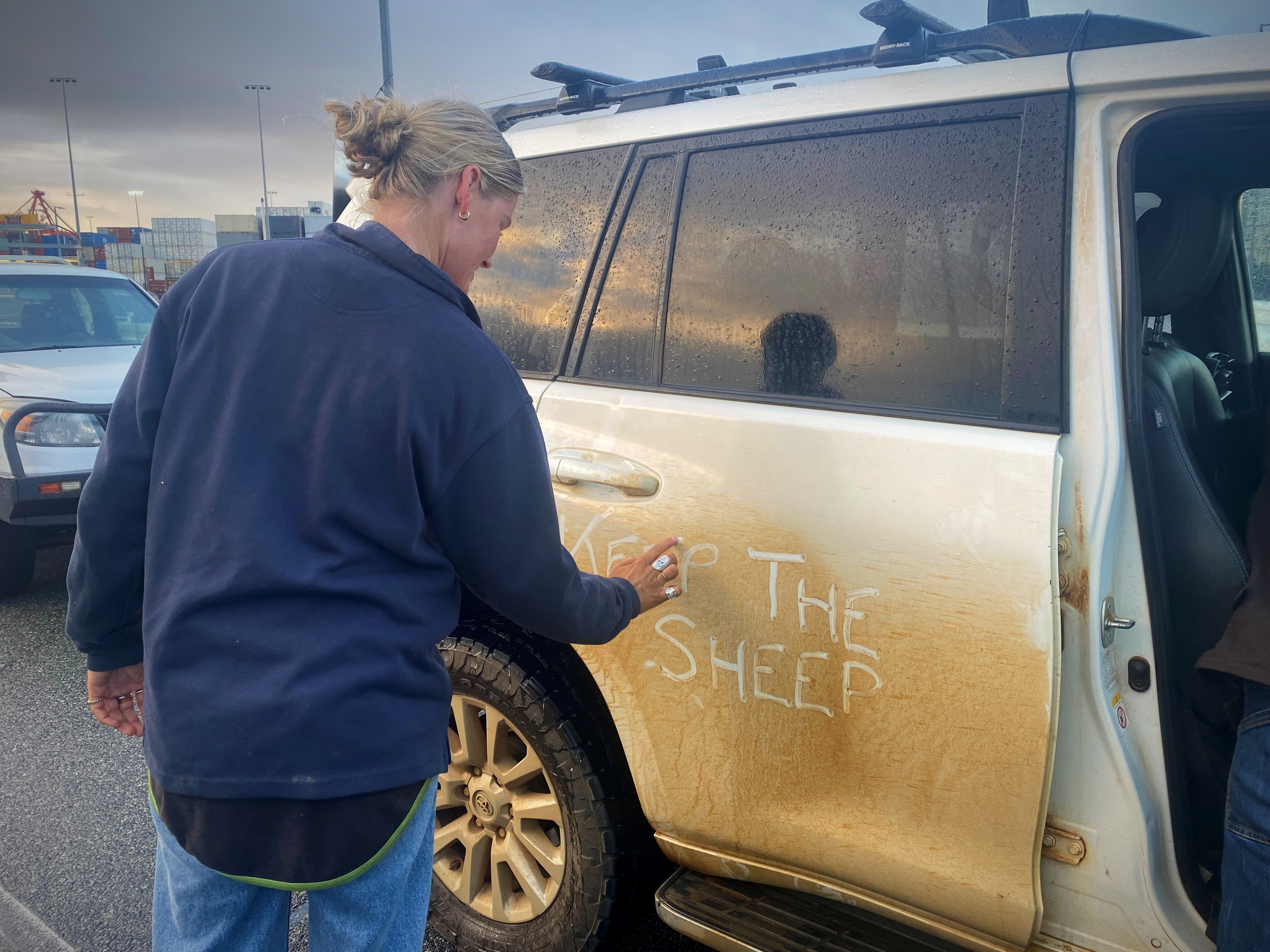Hundreds of farmers swarm Perth roads with trucks to protest Albanese ...