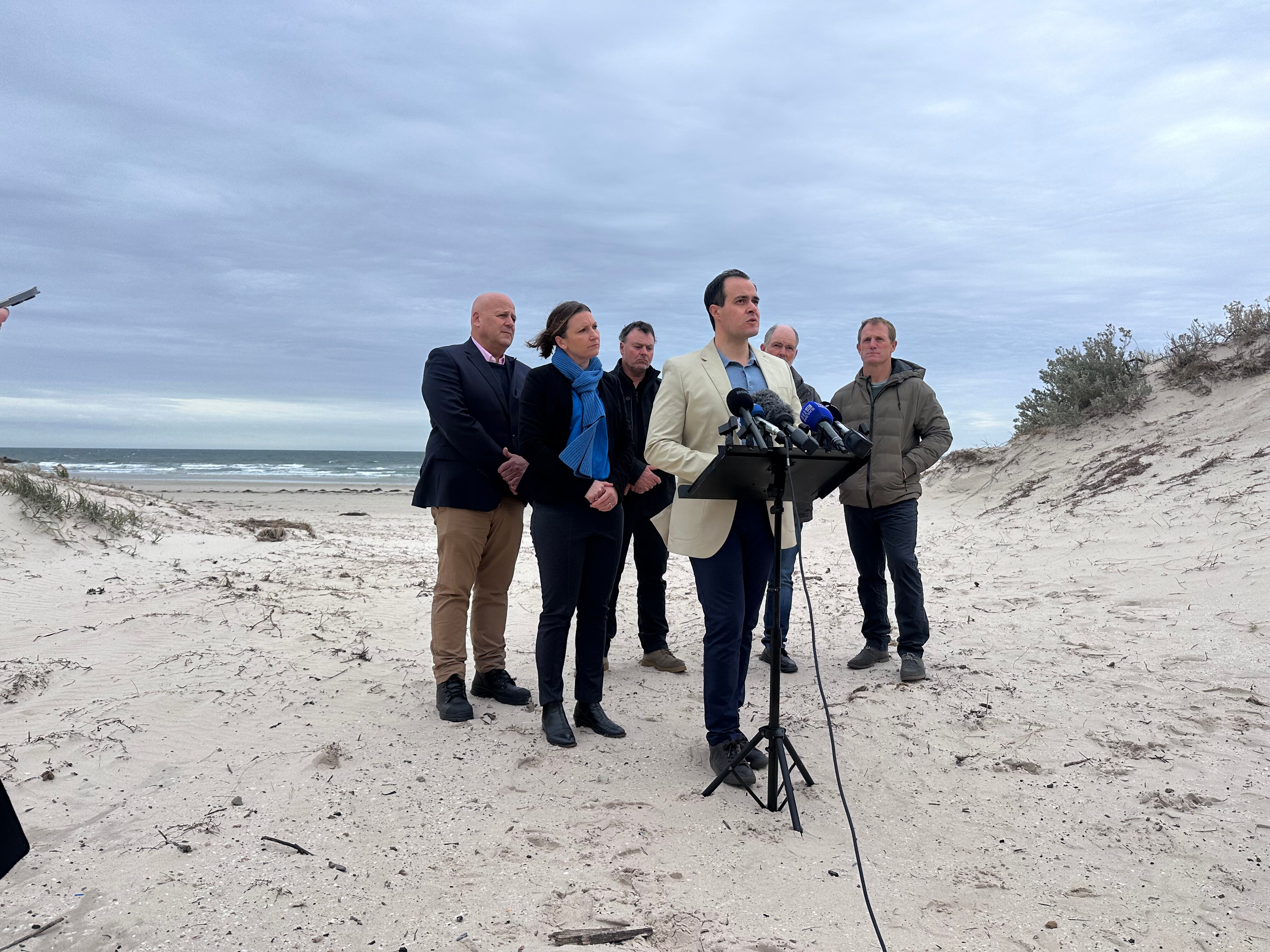 Algal bloom 'disaster' prompts royal commission call as impact spreads ...