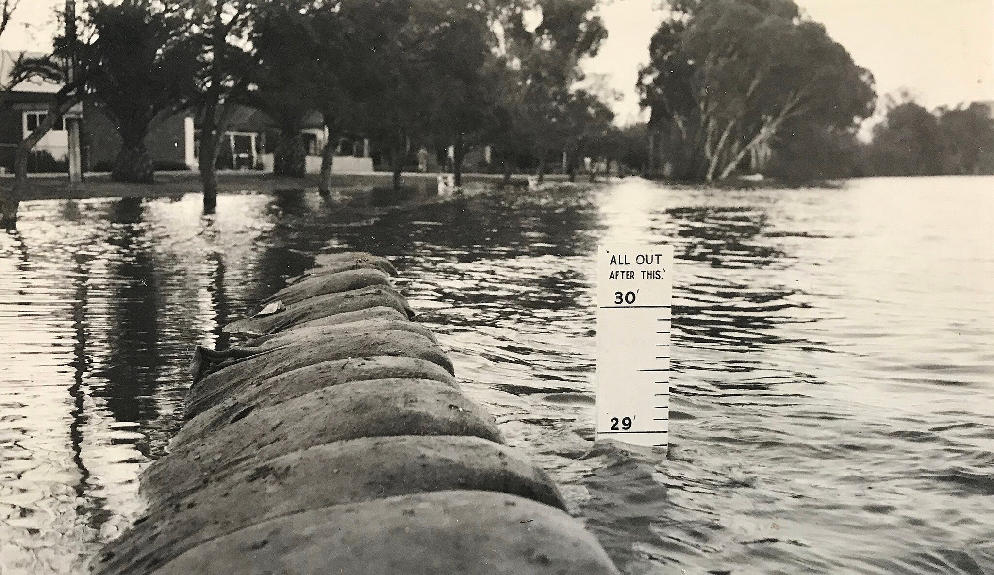 Historic Renmark flood gauge, 'all out after this' warning recreated as ...
