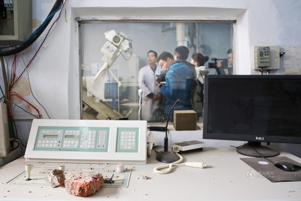 Chinese hospital partially demolished with doctors, patient still ...