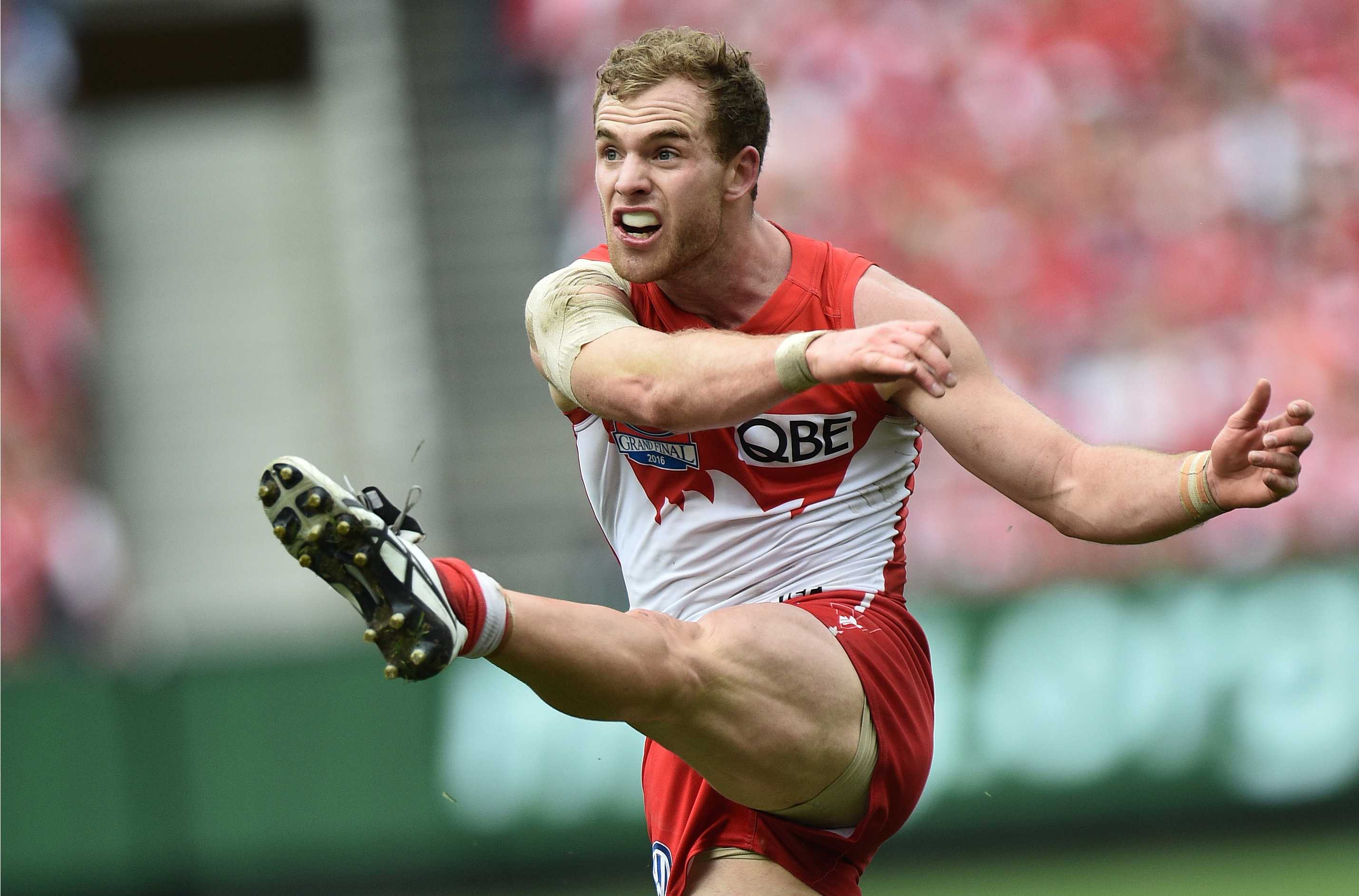 Hawthorn recruits Tom Mitchell in AFL trade with Sydney Swans - ABC News