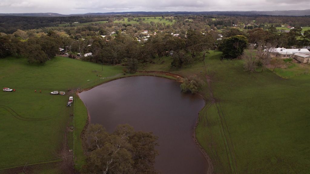 Drone vision of dam threatening town of Echunga - ABC News