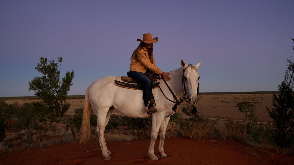 Outback Queensland a "perfect" canvas for female artists. - ABC News