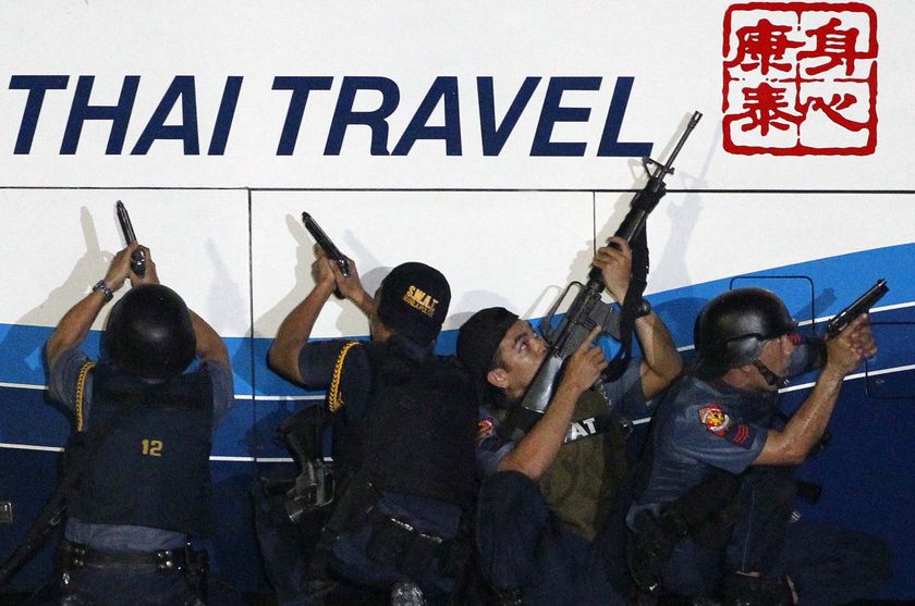 Rogue cop kills eight in tourist bus hijack - ABC News