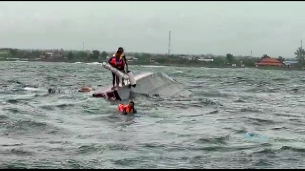 Tourists float in waters off Bali after boat capsizes - ABC News