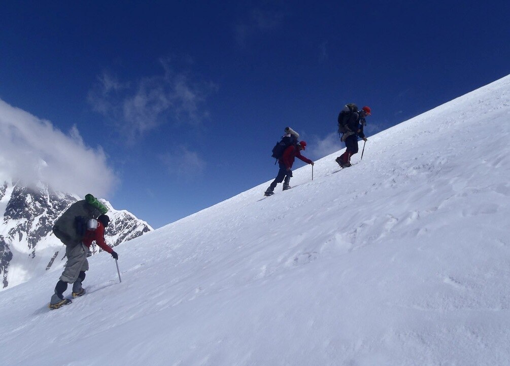 Aussie climber scales Afghanistan's highest peak - ABC News