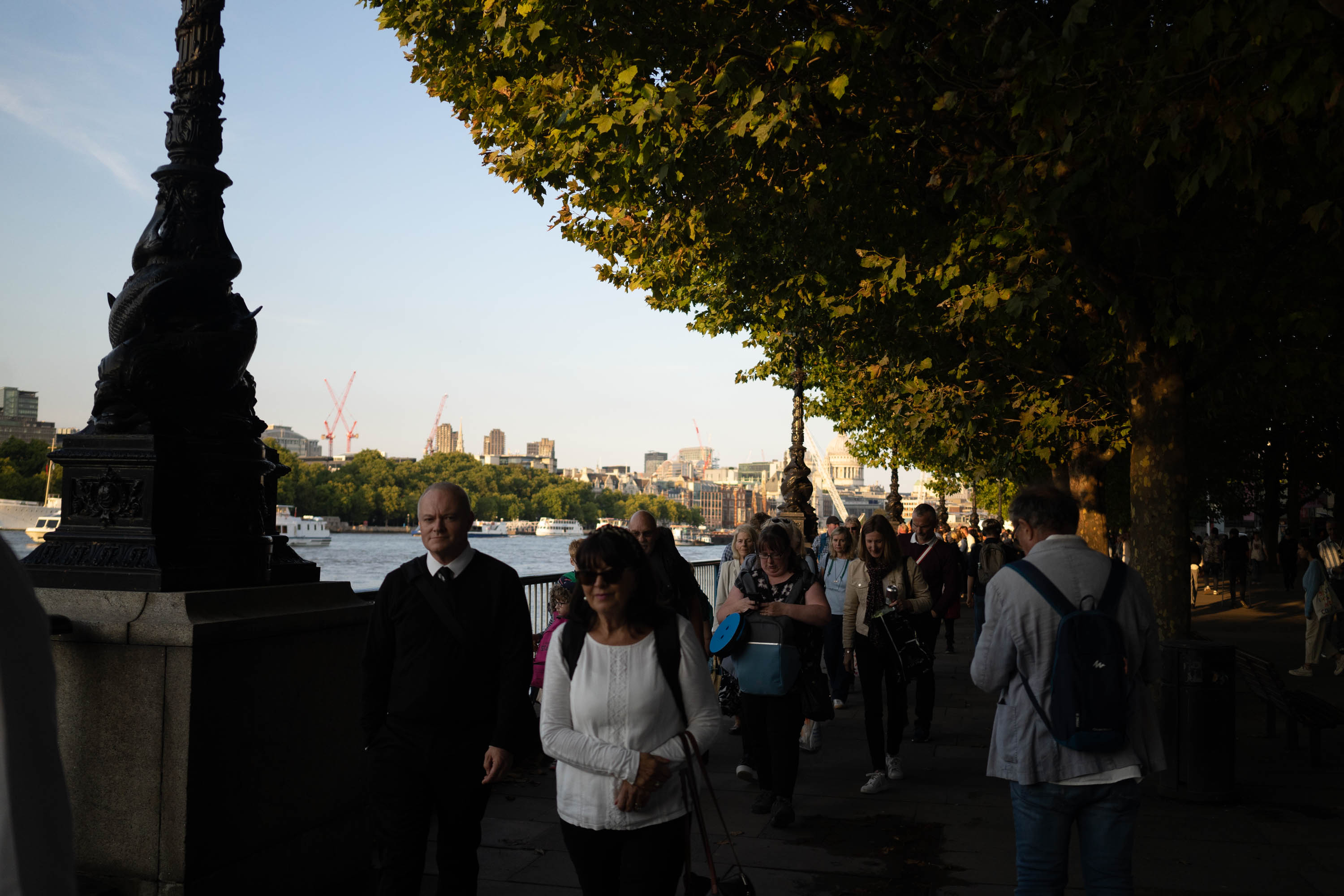 Queue snakes through London as people wait to see Queen Elizabeth lying ...