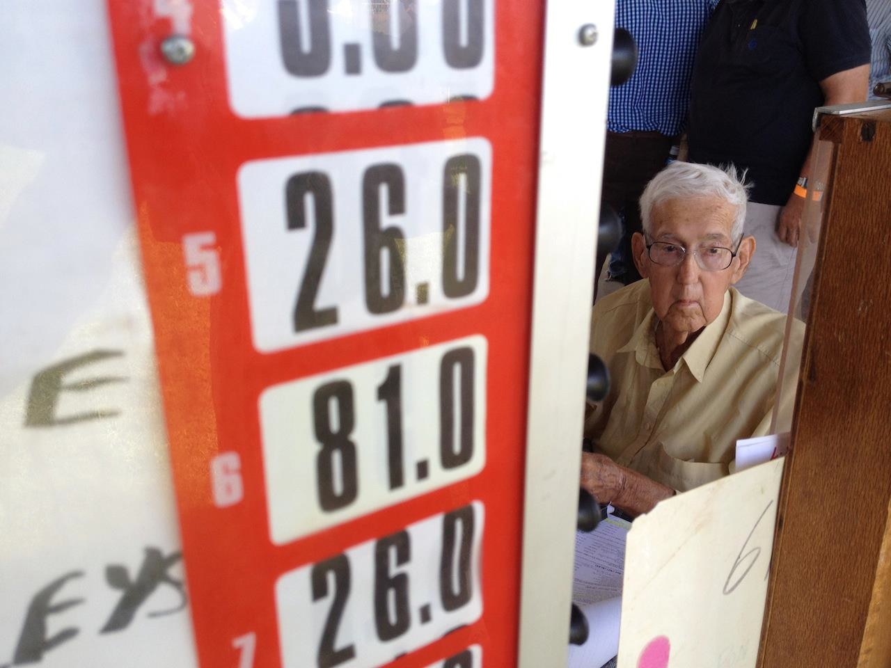 Tributes flow for outback bookie Ron Murphy - ABC News