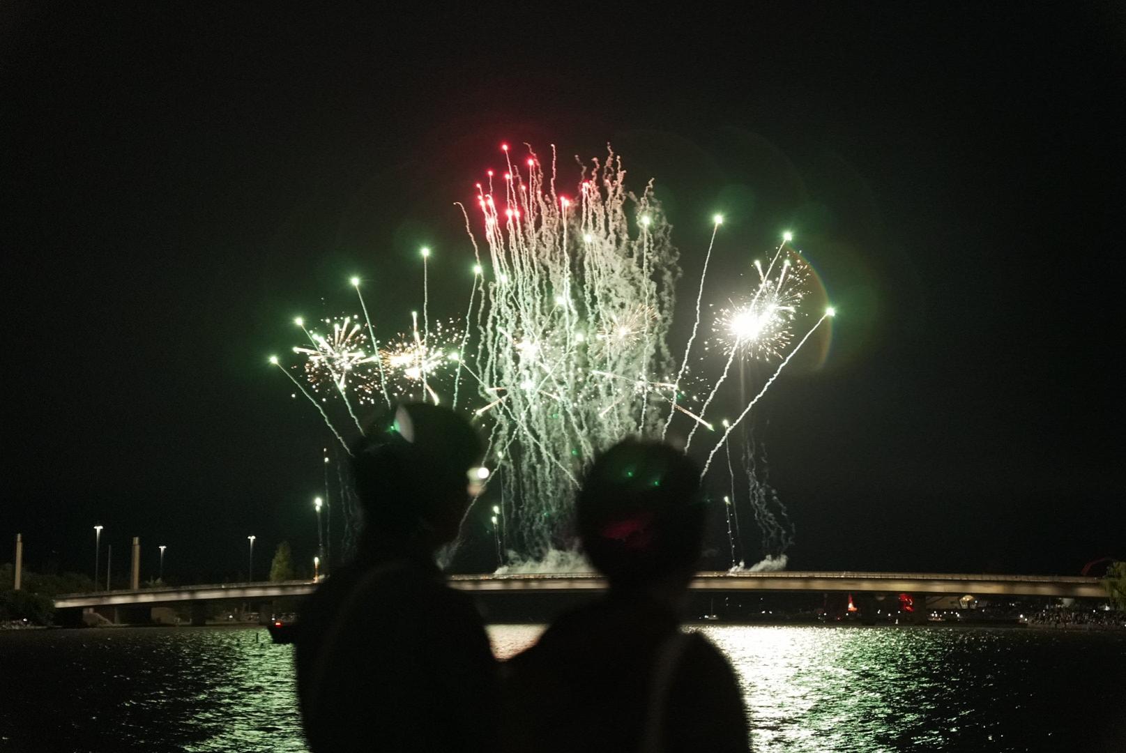 Australians ring in 2025 with fireworks, international guests and outback dance floors - ABC News