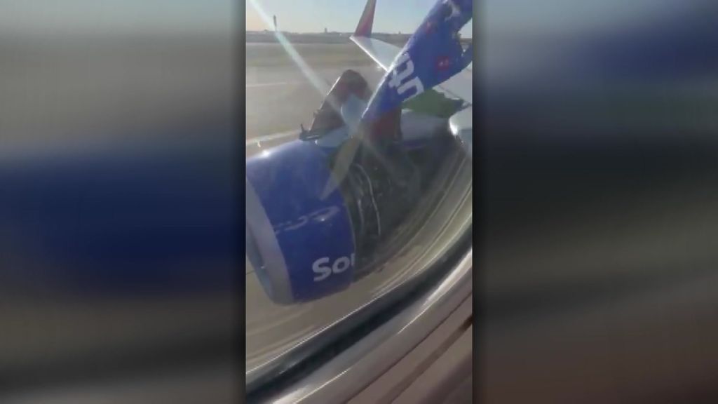 Flight makes emergency landing as passengers film parts of the wing ...