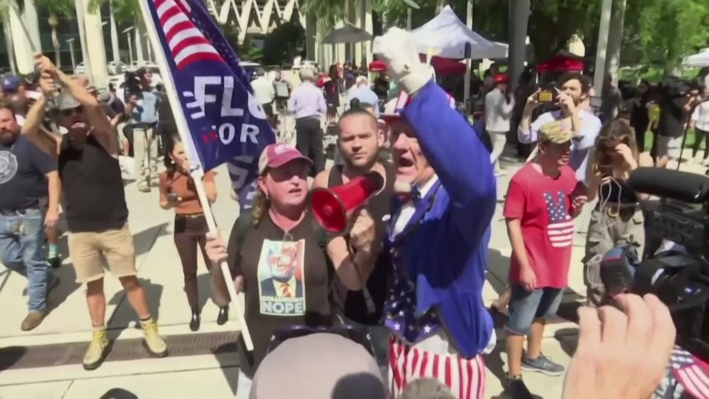 Trump supporters gather outside Miami courthouse protest Trump charges ...