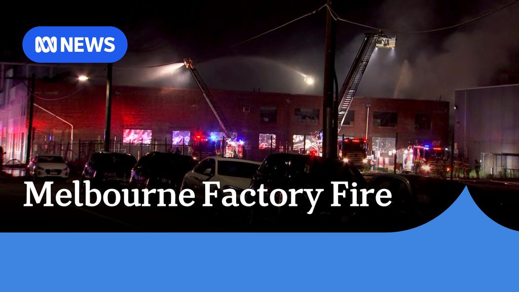 Factory fire triggers warnings in Melbourne’s inner east - ABC News