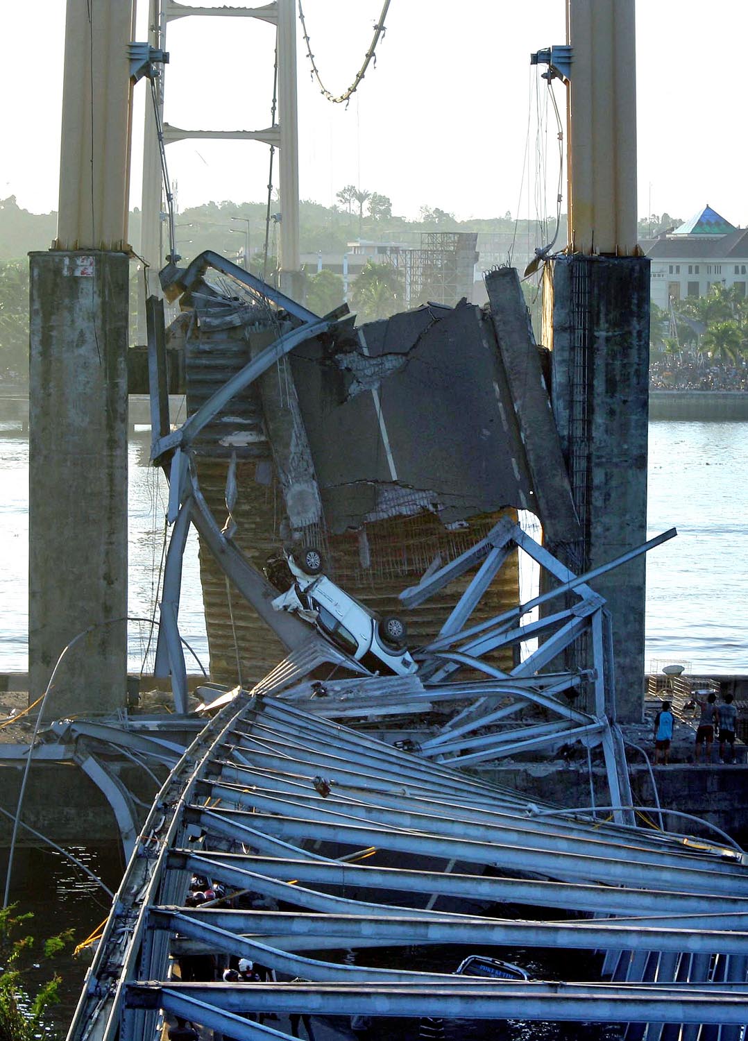10 dead, 33 missing in Indonesia bridge collapse - ABC News