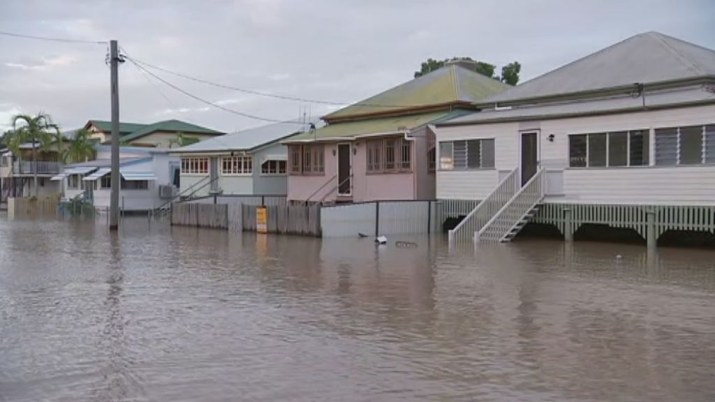 Rockhampton floodwaters reach their peak - ABC News