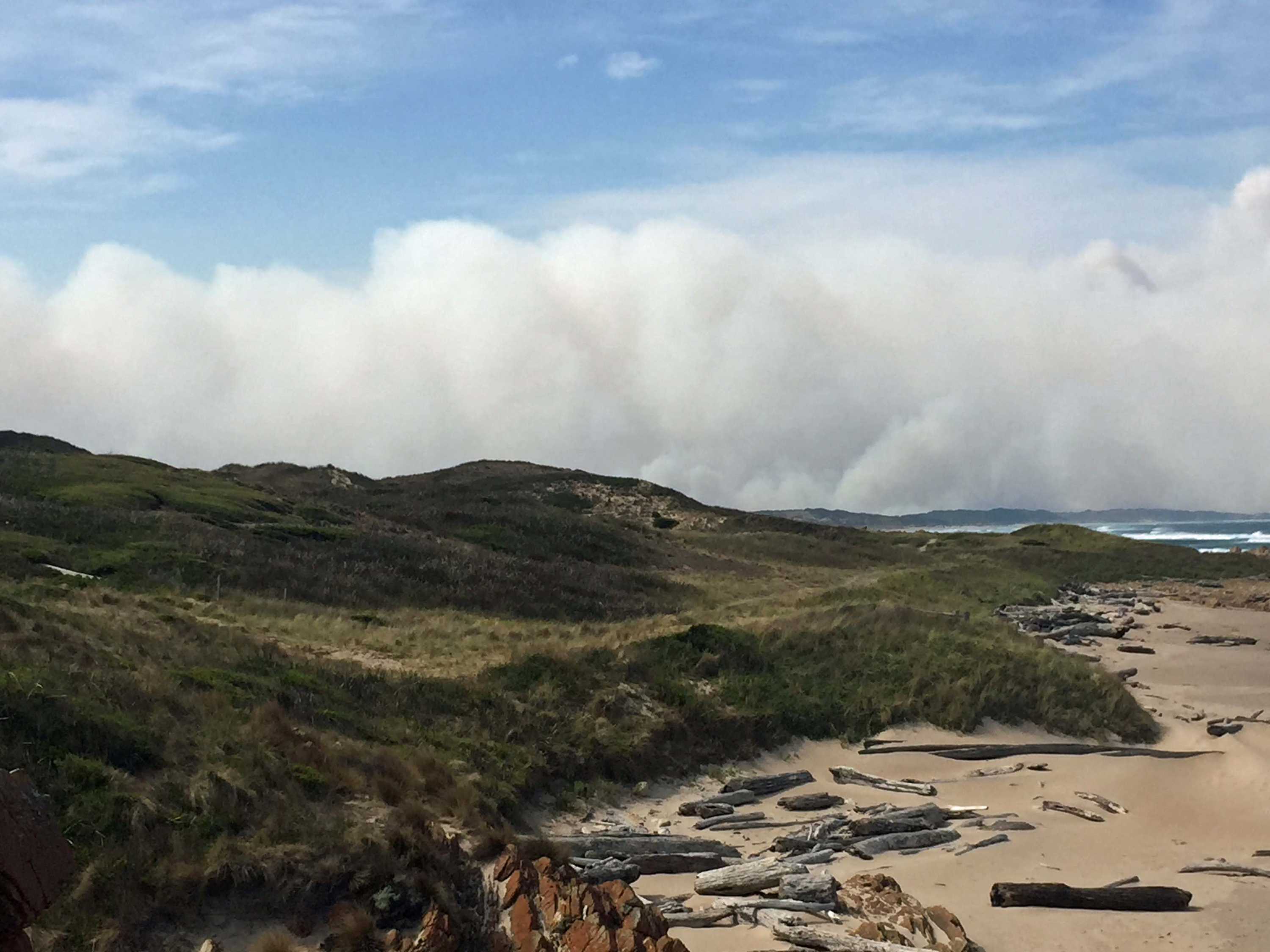 Tasmanian bushfire forces helicopter evacuation of walkers on Overland ...