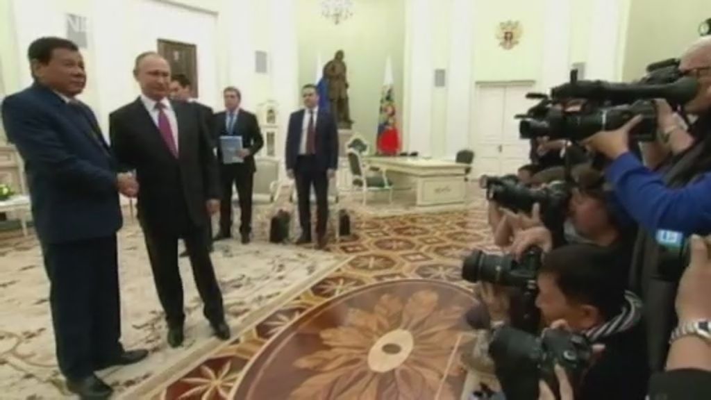 Philippines President Rodrigo Duterte asks Vladimir Putin for a favour ...