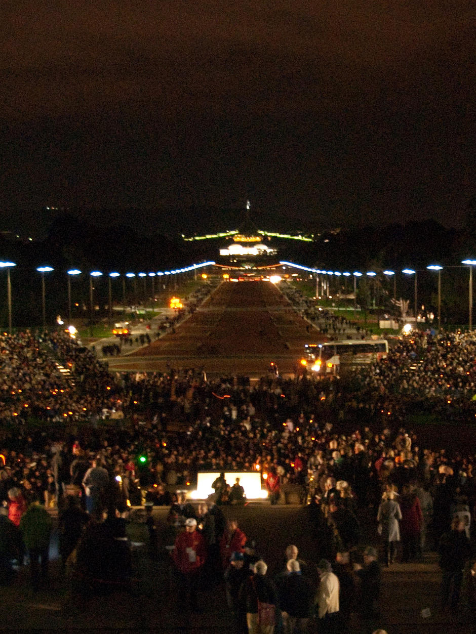 28,000 honour Anzacs at Canberra dawn service - ABC News