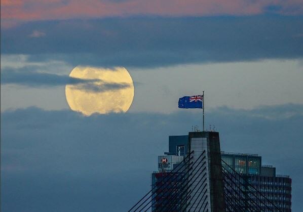 Australians flock to capture 'extra-super' supermoon - ABC News