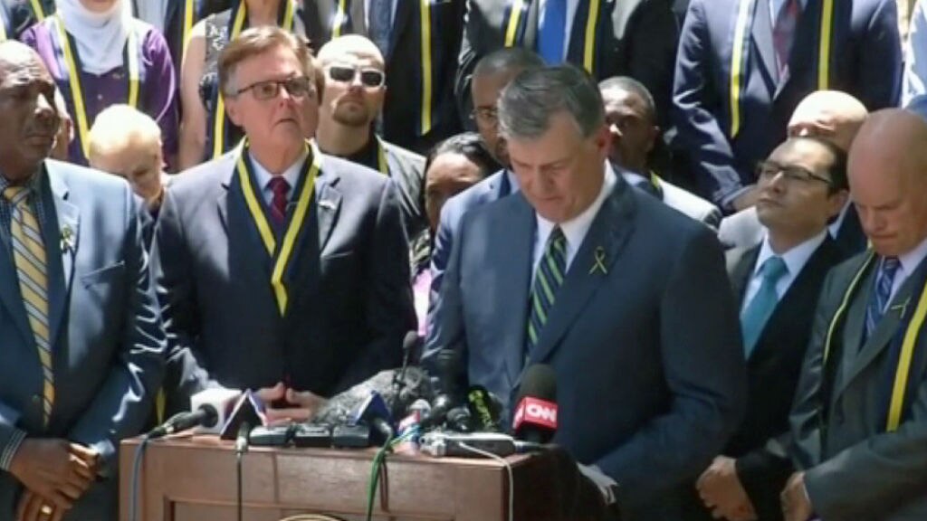 Dallas mayor leads prayer vigil for slain police officers - ABC News