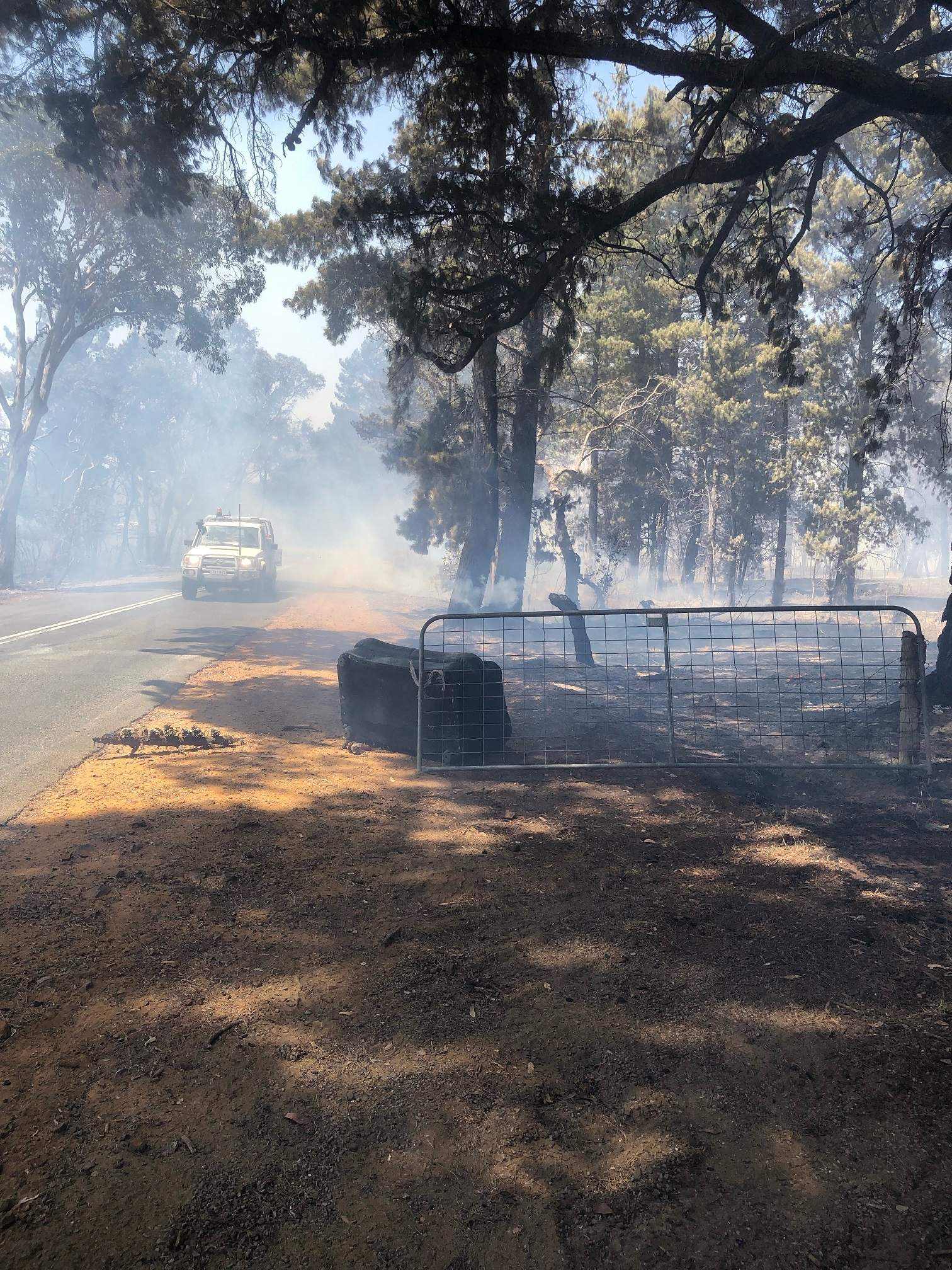 Mount Compass grass fire blocking Victor Harbor Road - ABC News