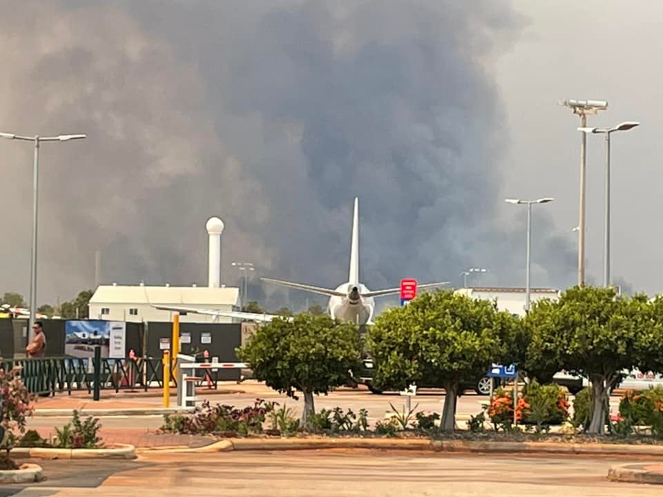 Police hunt for car over Broome bushfire that forced mass evacuation of ...