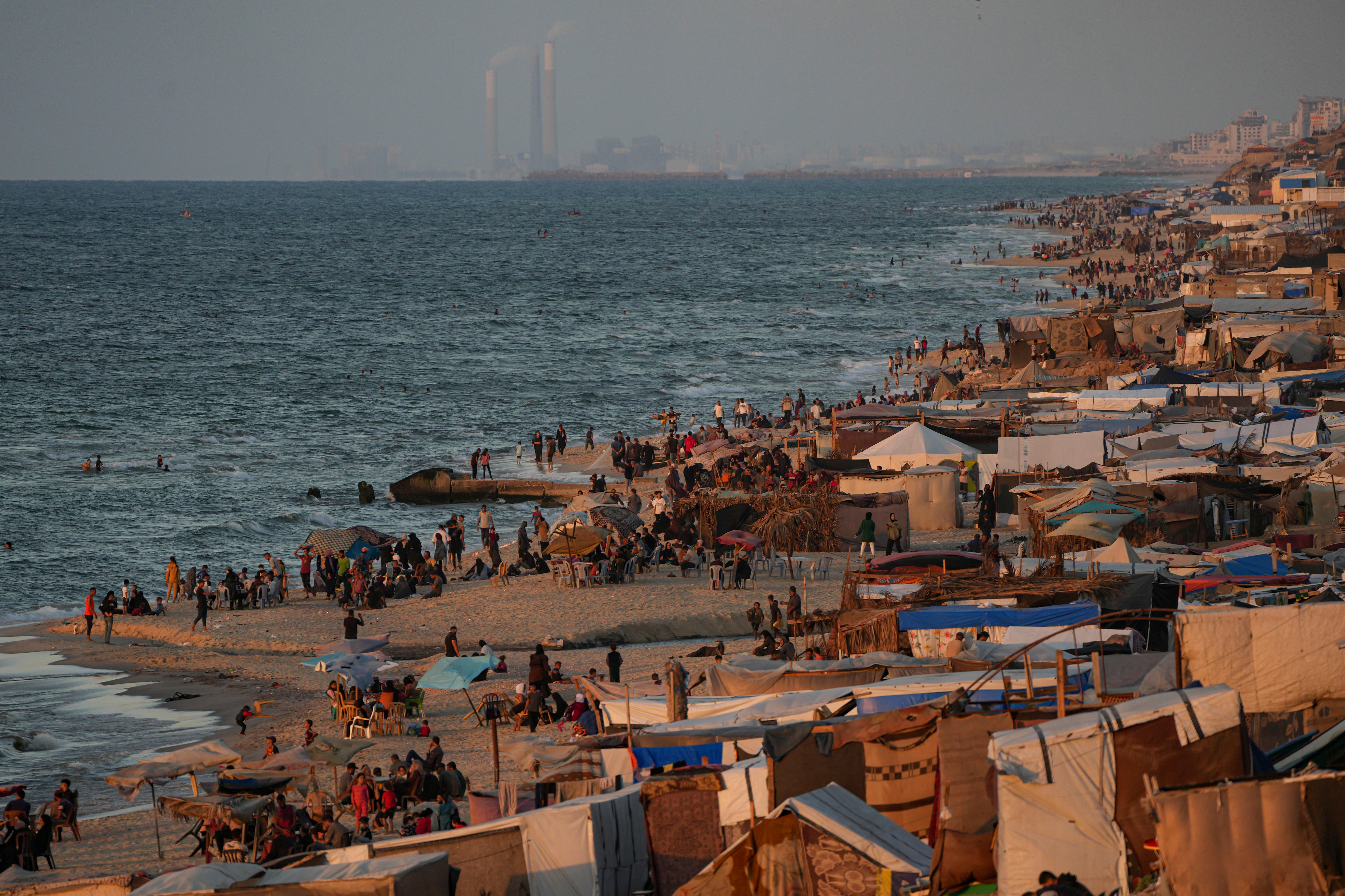 Before and after images show what's left of Gaza after 15 months of war ...