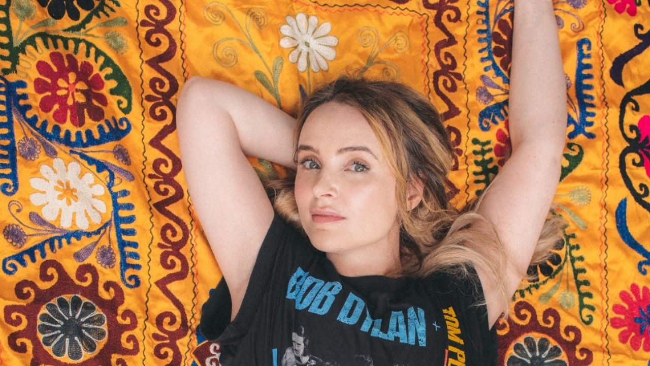 Friday poem: Emma Swift reads 'Meeting Point' - ABC listen