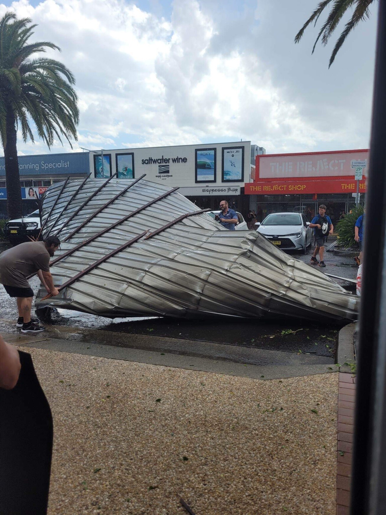 'Mini cyclone' rips through Port Macquarie, lifting roofs and bringing ...
