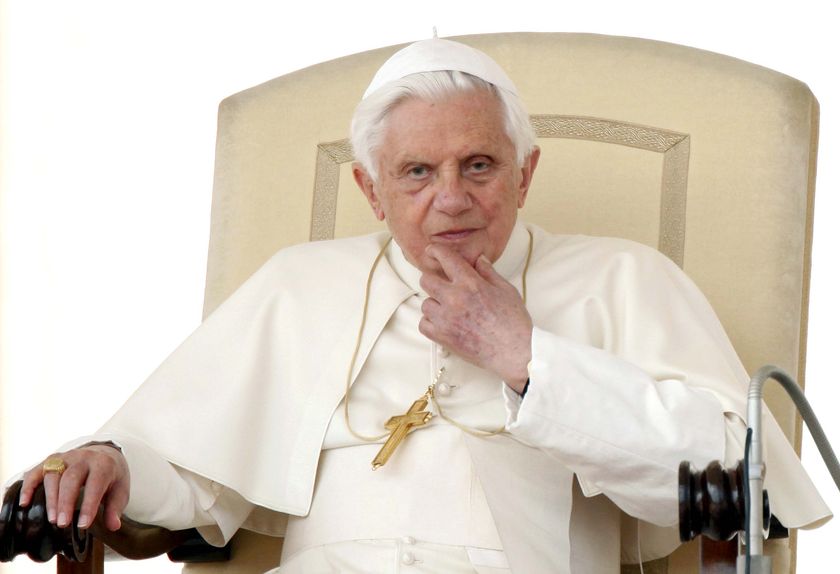 Pope reaches out to faithful with new Twitter handle - ABC News