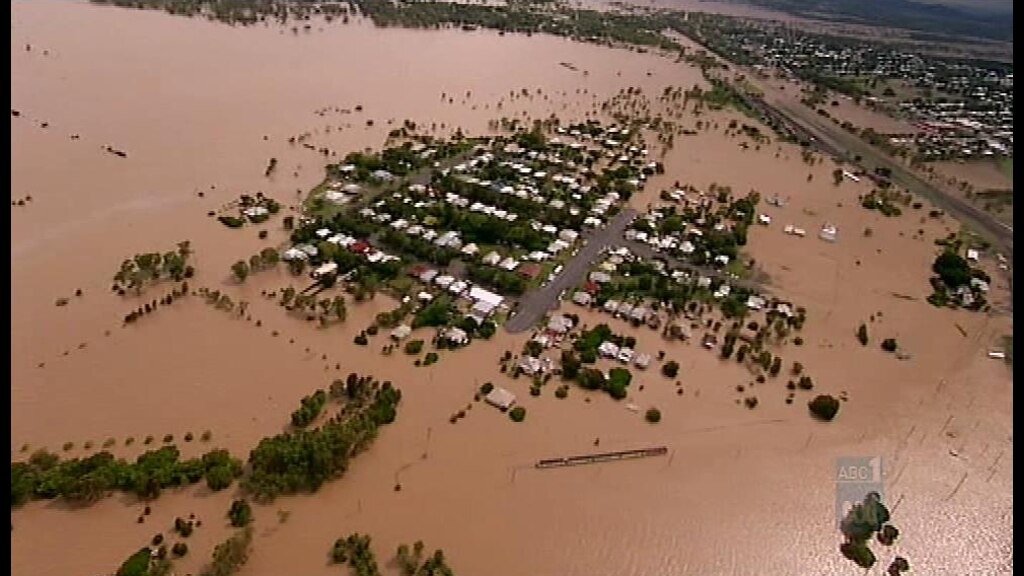 General inspects flood-ravaged Queensland - ABC News