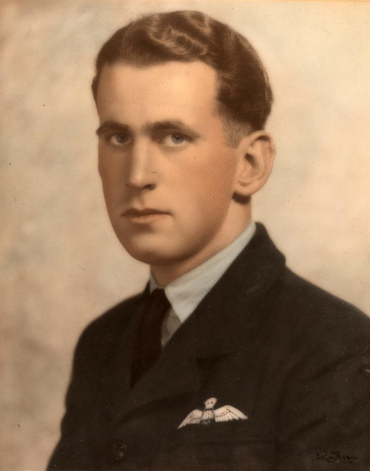 Spitfire pilot farewelled after 70-year wait - ABC News