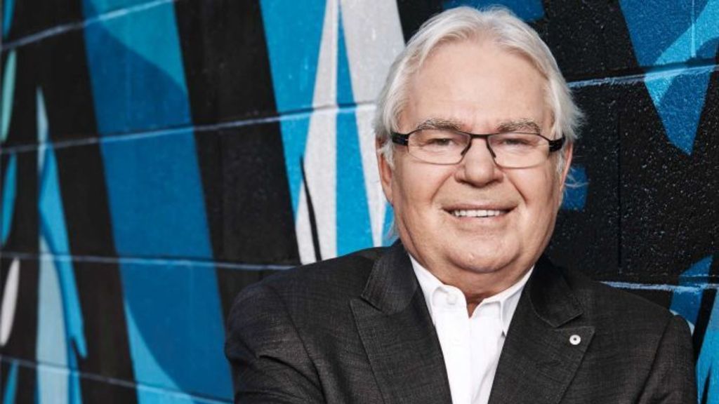 Les Murray was the impeccably dressed migrant who taught Australia to ...