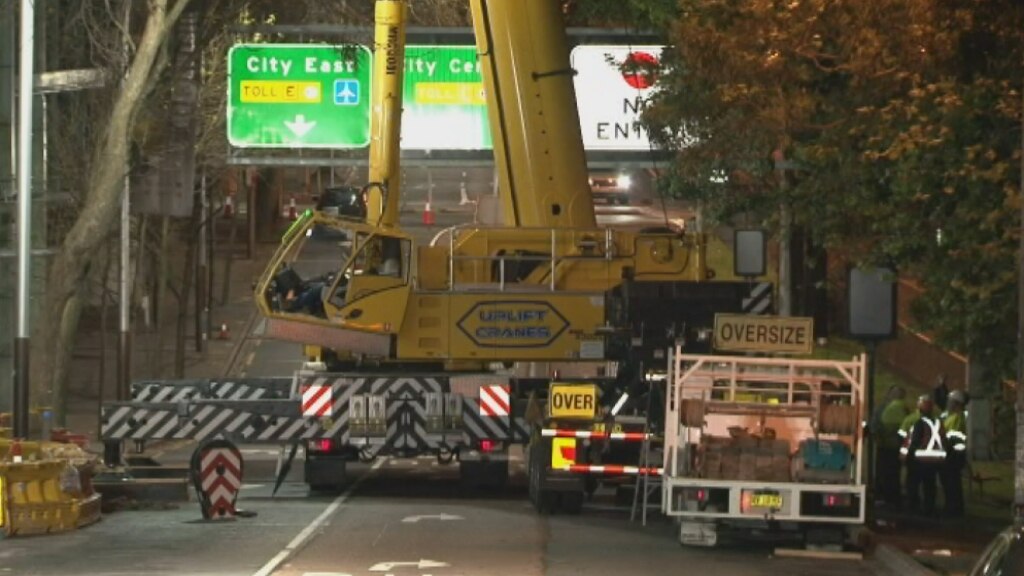 Mechanical fault may have triggered Sydney crane collapse, CFMEU says ...