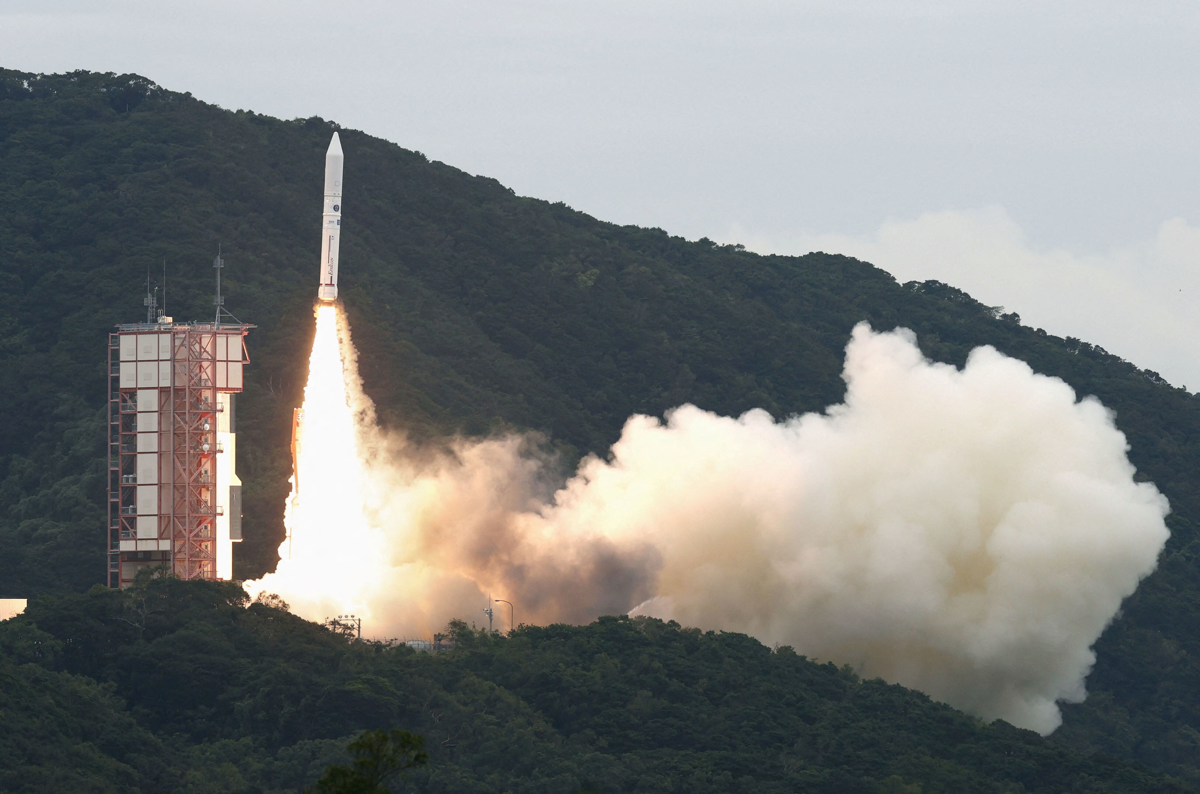Japanese space agency sends self-destruct command to Epsilon-6 rocket ...