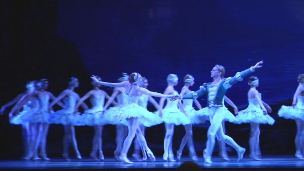 Swan Lake dances onto QPAC stage - ABC News