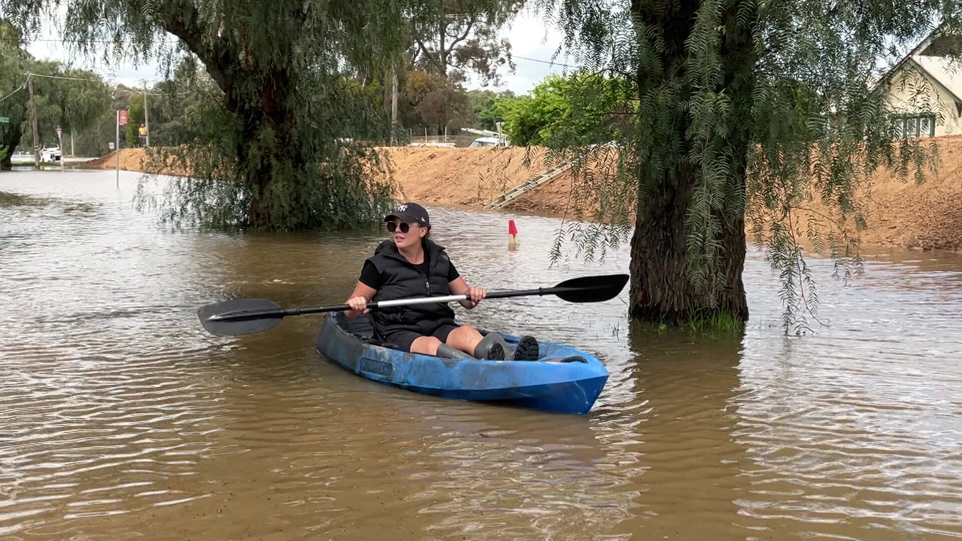 As Victorian floodwater peaks in Echuca, a tight-knit community comes ...