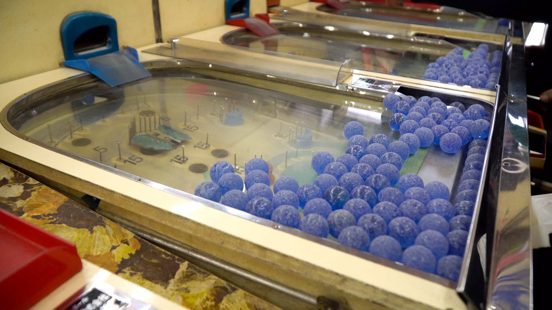 Tokyo's last smart ball parlour rolls on - ABC News