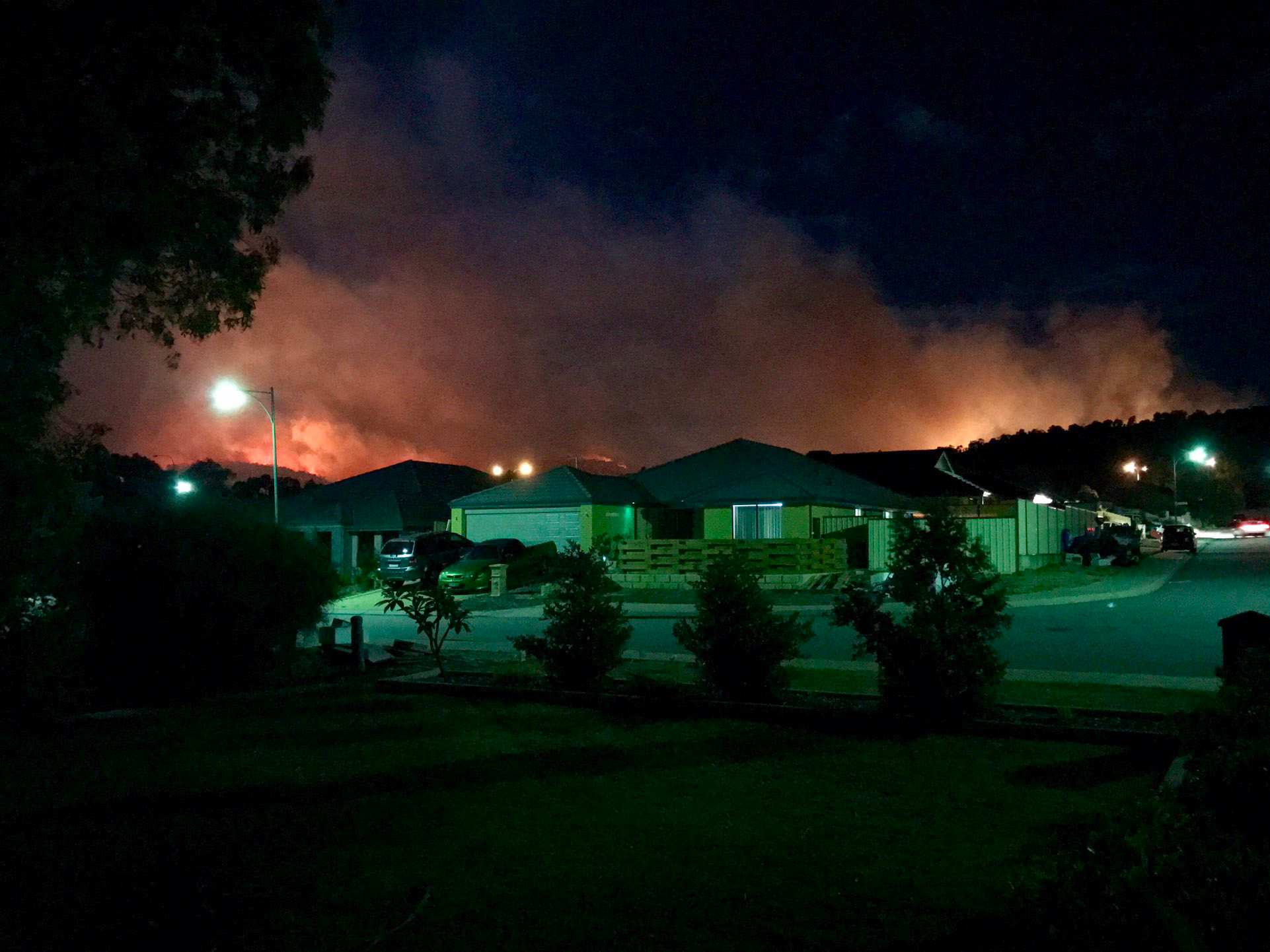 Perth bushfire: Lives and homes under threat from out-of-control ...
