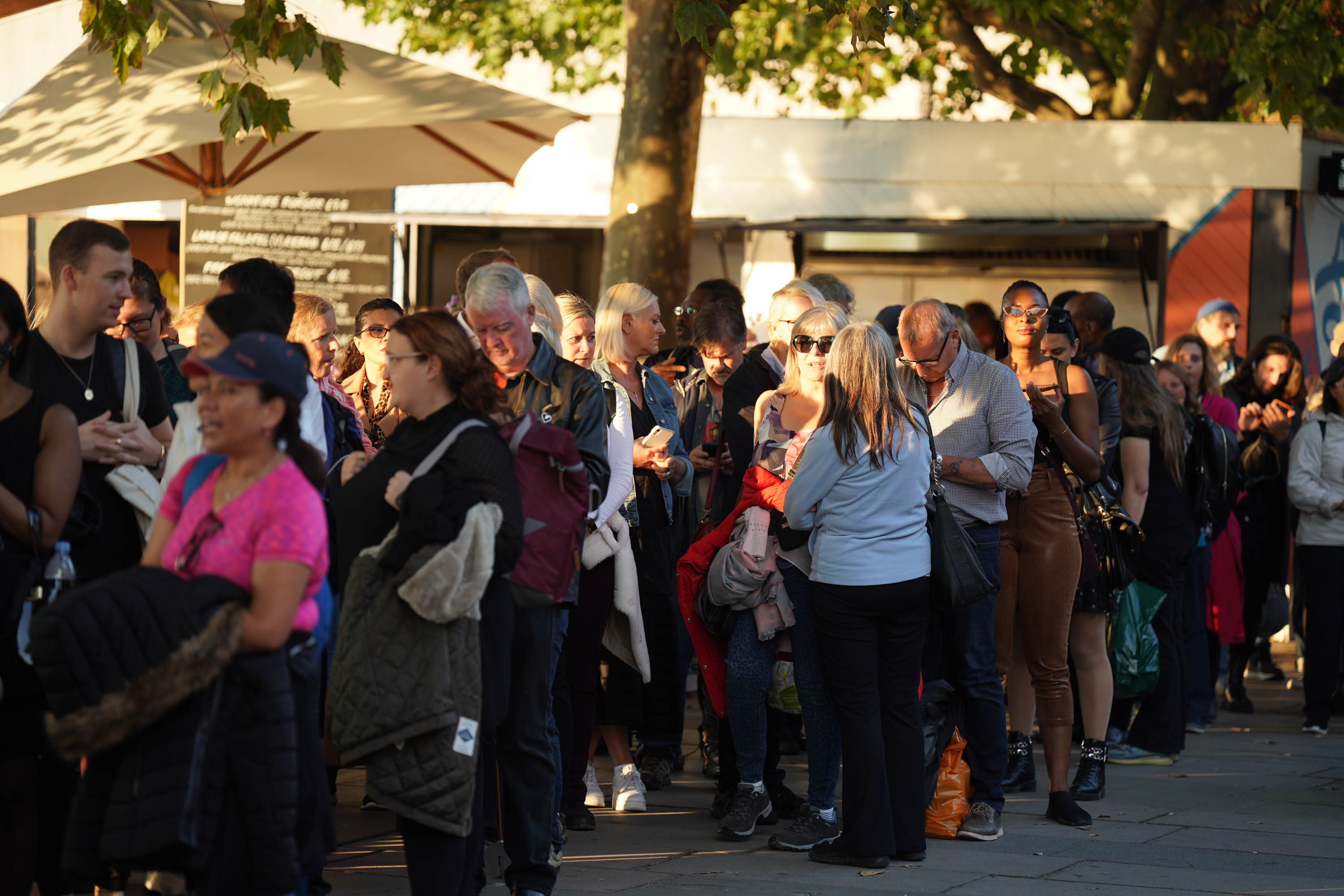 Queue snakes through London as people wait to see Queen Elizabeth lying ...