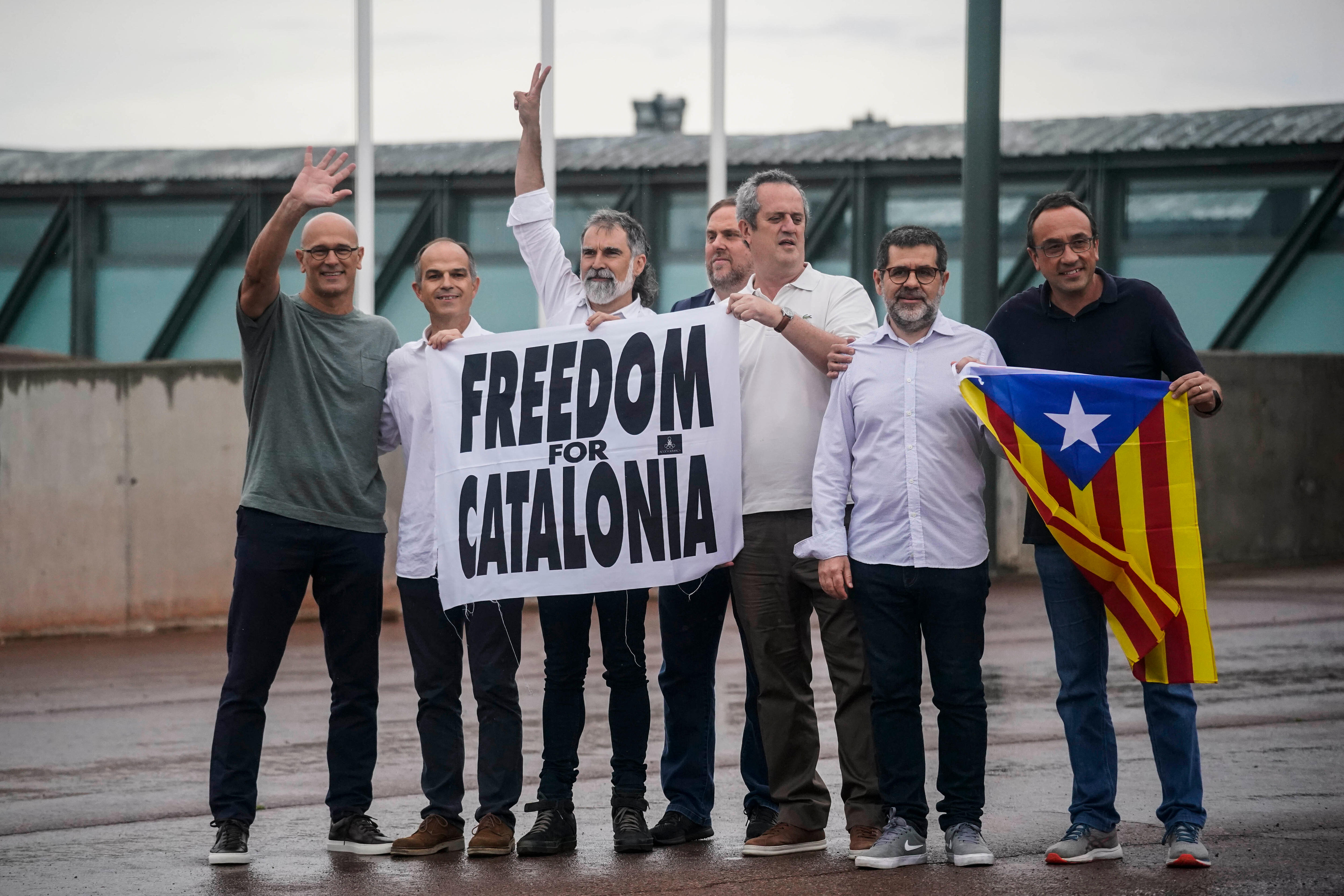 Catalan separatists walk free from prison after receiving pardon from ...