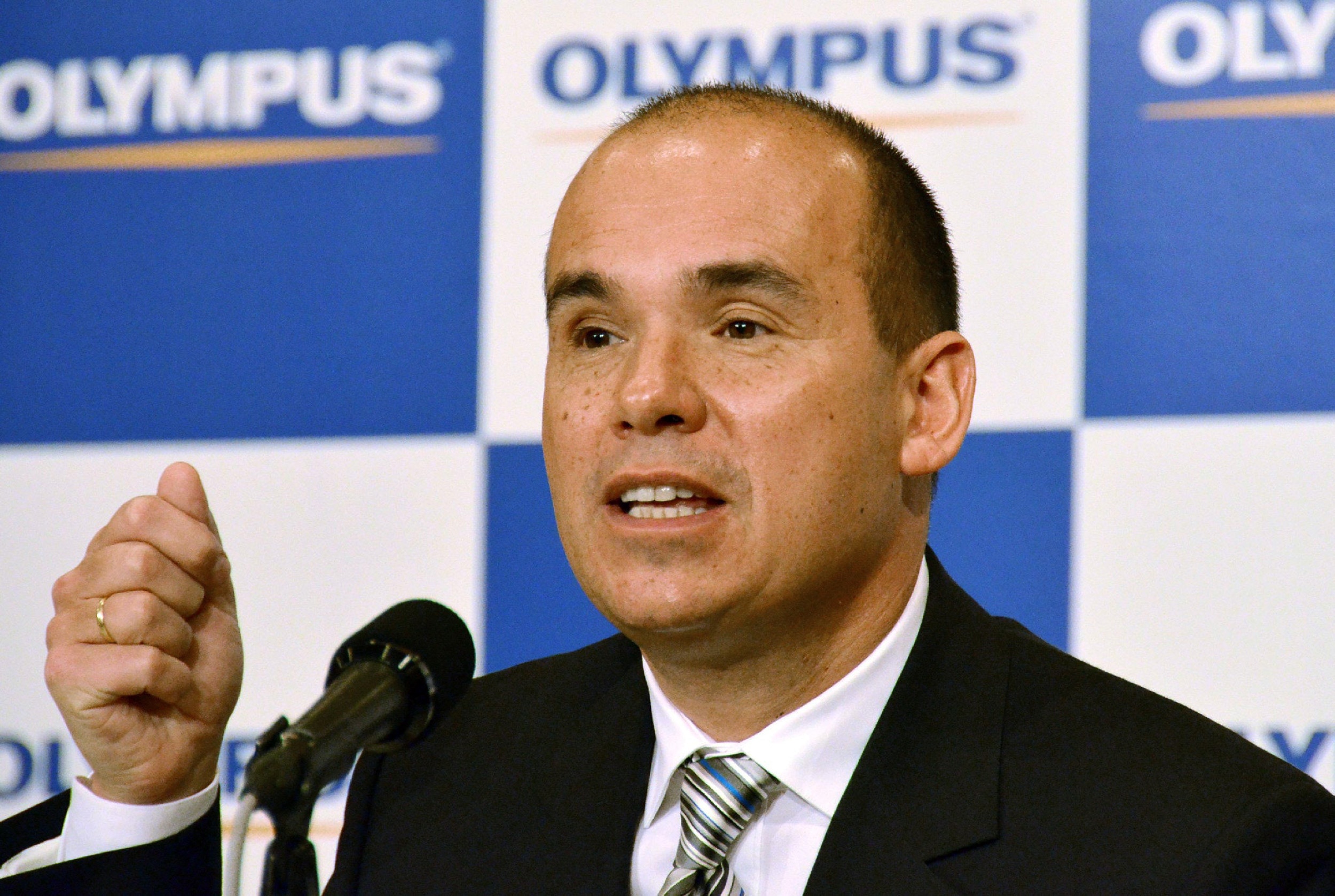 Ex-Olympus CEO faces board members - ABC News