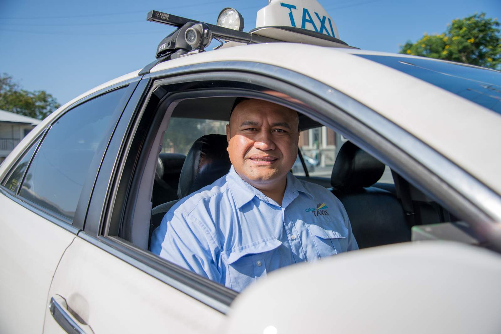 Singing taxi driver a hit with Cairns locals and tourists - ABC News