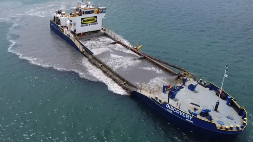 Dredge operators haul garbage from Gold Coast canals - ABC News