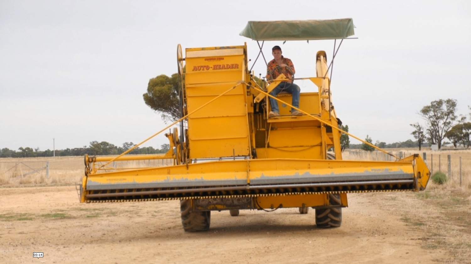 Australian vintage headers power on thanks to a young Victorian farmer ...