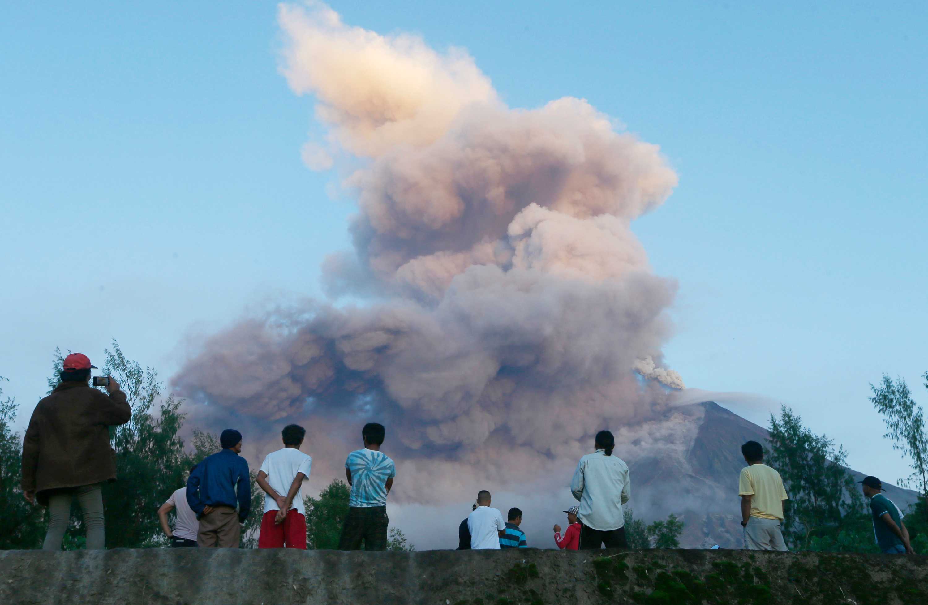 Philippines warned of mudslides as Mount Mayon volcano spews lava amid ...