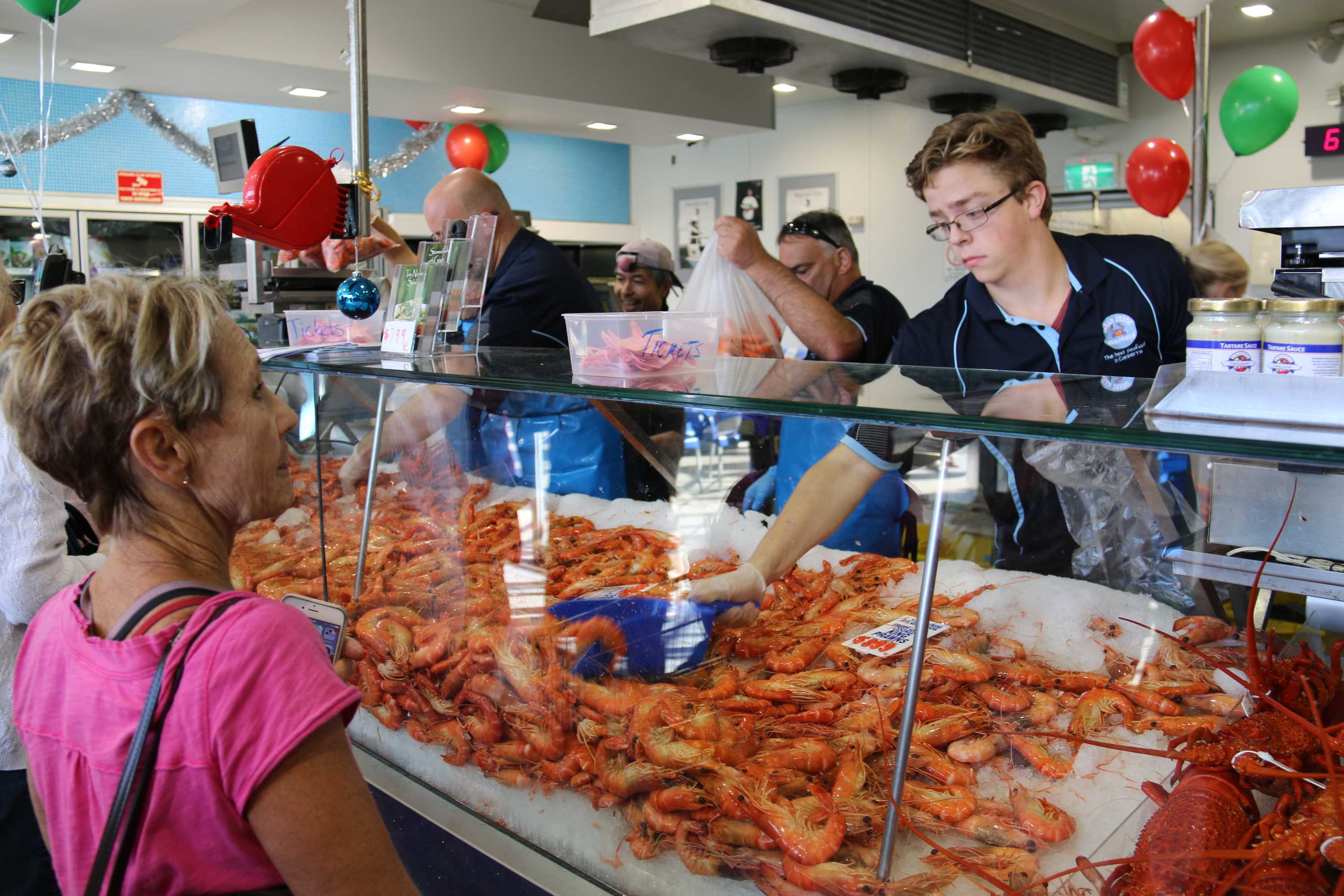Canberra seafood lovers queue from 3:30am for Christmas day fare - ABC News