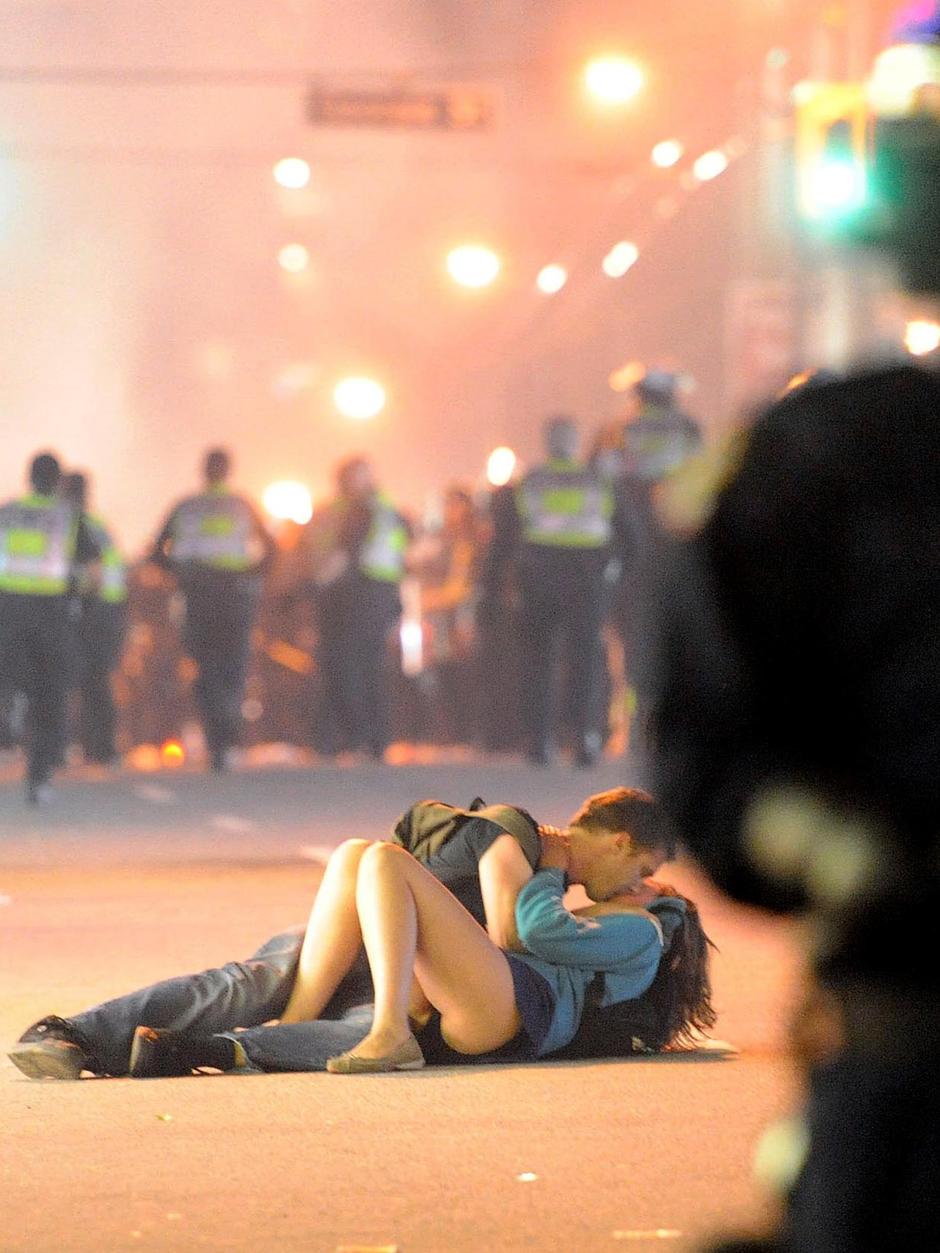 'Stunned' Aussie in Canada riot kiss photo - ABC News
